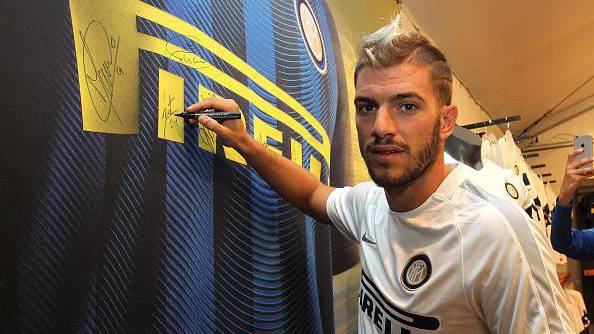 Inter: Santon-Napoli, affare in stand by. Cambia la formula? - InterLive.it