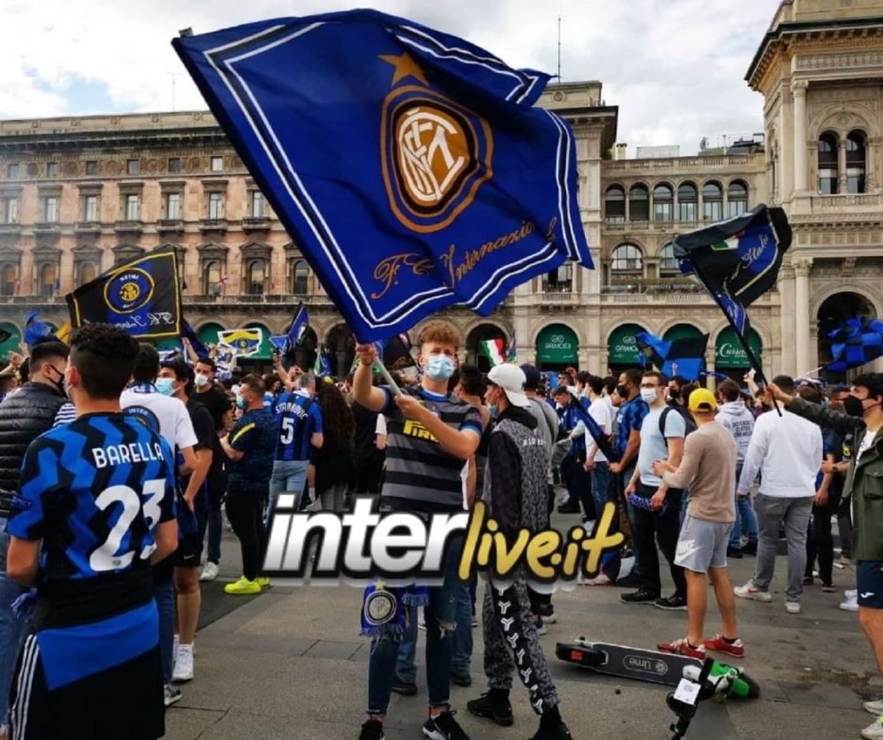 Inter, festa scudetto in piazza duomo | Le FOTO più belle